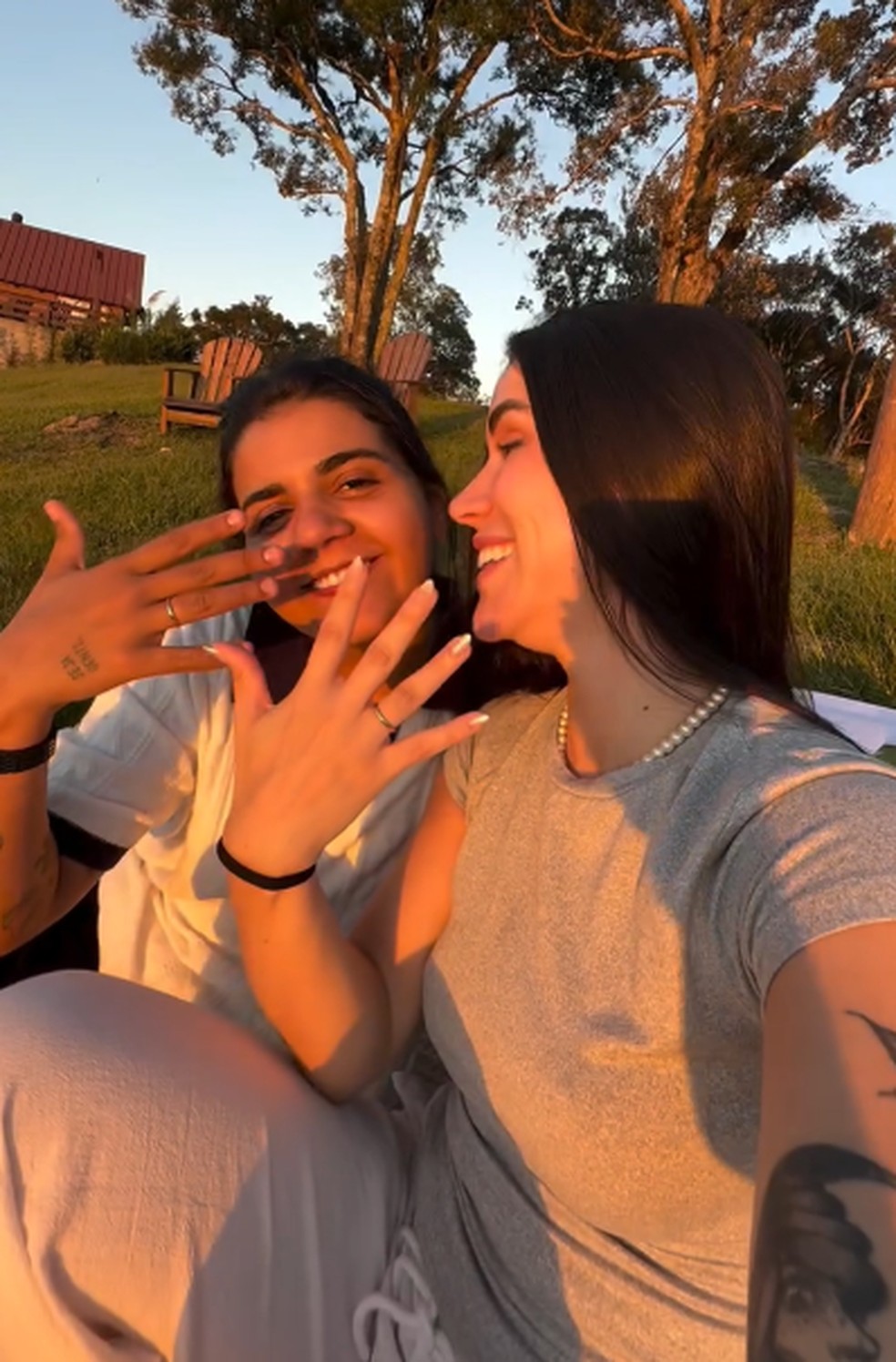 Após ficar noiva de Yasmin Santos, Maria Venture posa com aliança: 'Não ...