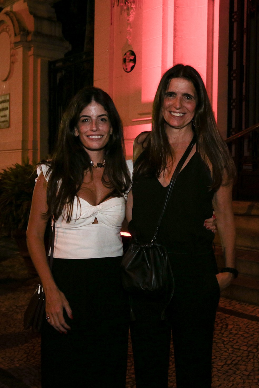 Com a sobrinha, Malu Mader faz aparição rara em festa com famosos