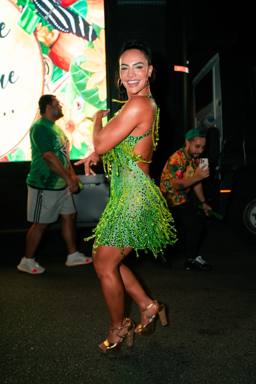 Aline Mineiro usa look de R$ 8,5 mil para ensaio de rua da Mocidade
