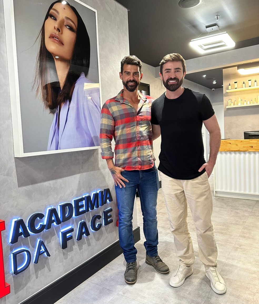 Jogador Radamés passa por harmonização facial; veja antes e depois