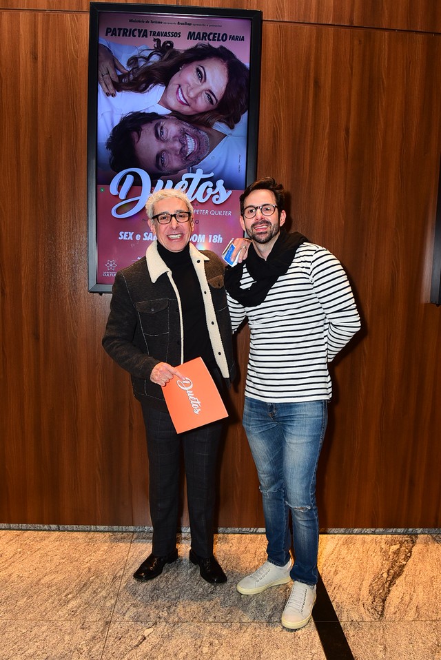 Cássio Scapin e o namorado, Diego Redondaro, conferem estreia de peça em SP