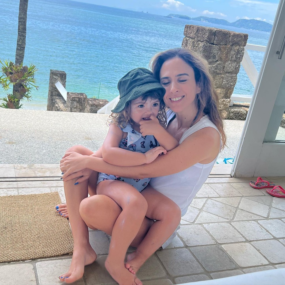 Tatá Werneck encanta com chamego em Clara Maria: 'Minha maior qualidade é ser sua mãe'