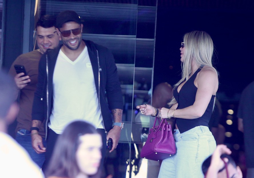 Hulk e esposa, Camila Ângelo, vão a churrascaria no Rio