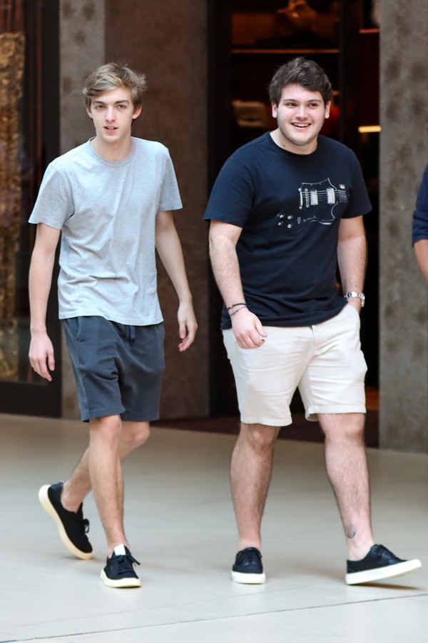 Joaquim, filho de Angélica e Luciano Huck, passeia em shopping com amigos