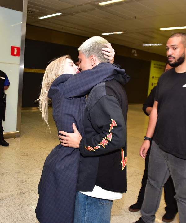 Luísa Sonza beija muito o affair, Chico Veiga, em aeroporto; vídeos