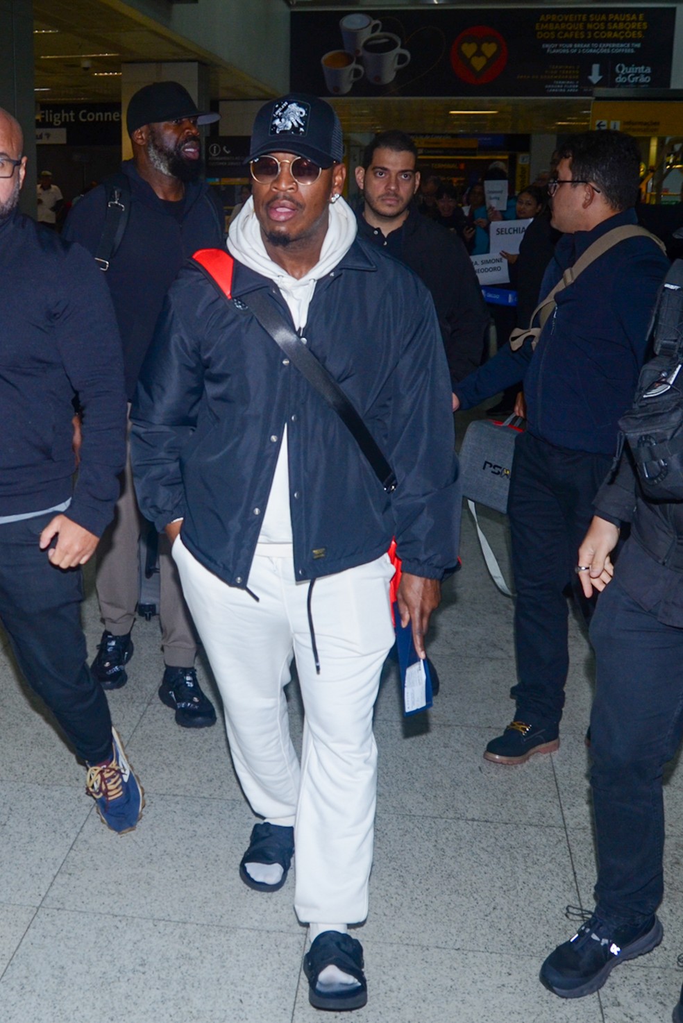Ne-Yo é tietado por fãs ao desembarcar no Brasil para show no Rock in Rio