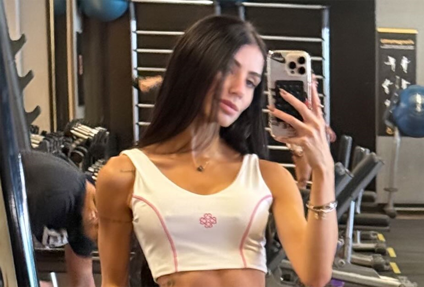 Maria Lina comemora shape com cinturinha e barriga sarada à mostra; amplie