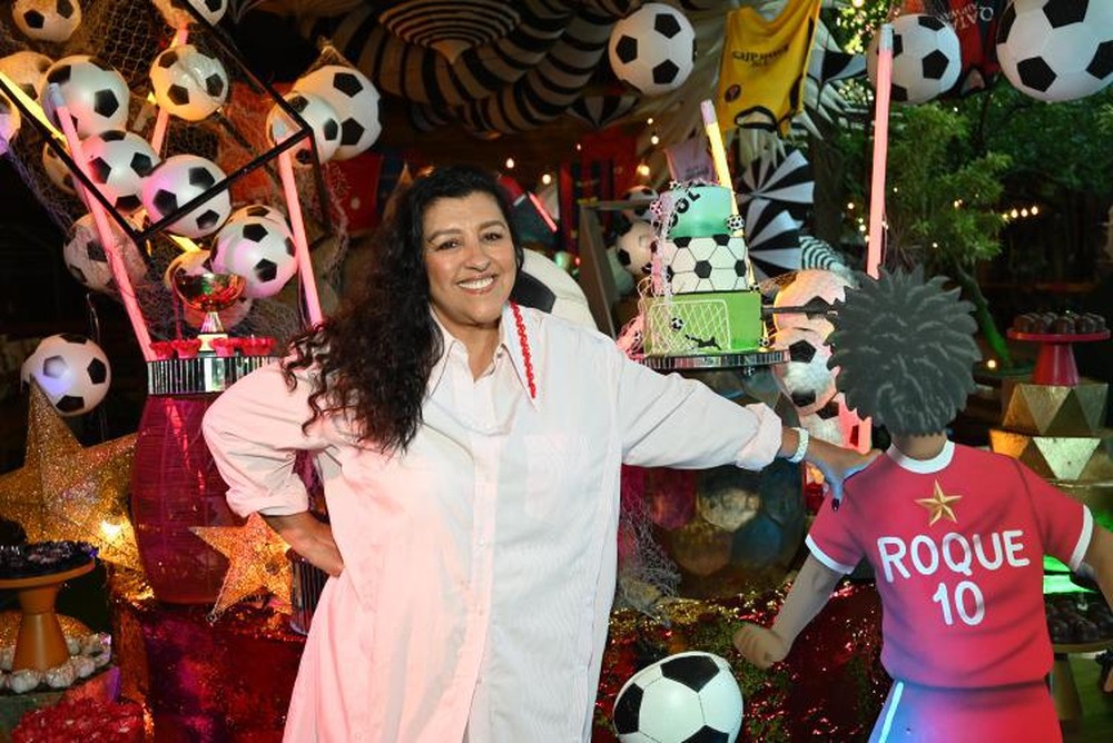 Regina Casé comemora dez anos de seu caçula, Roque, com festa no Rio