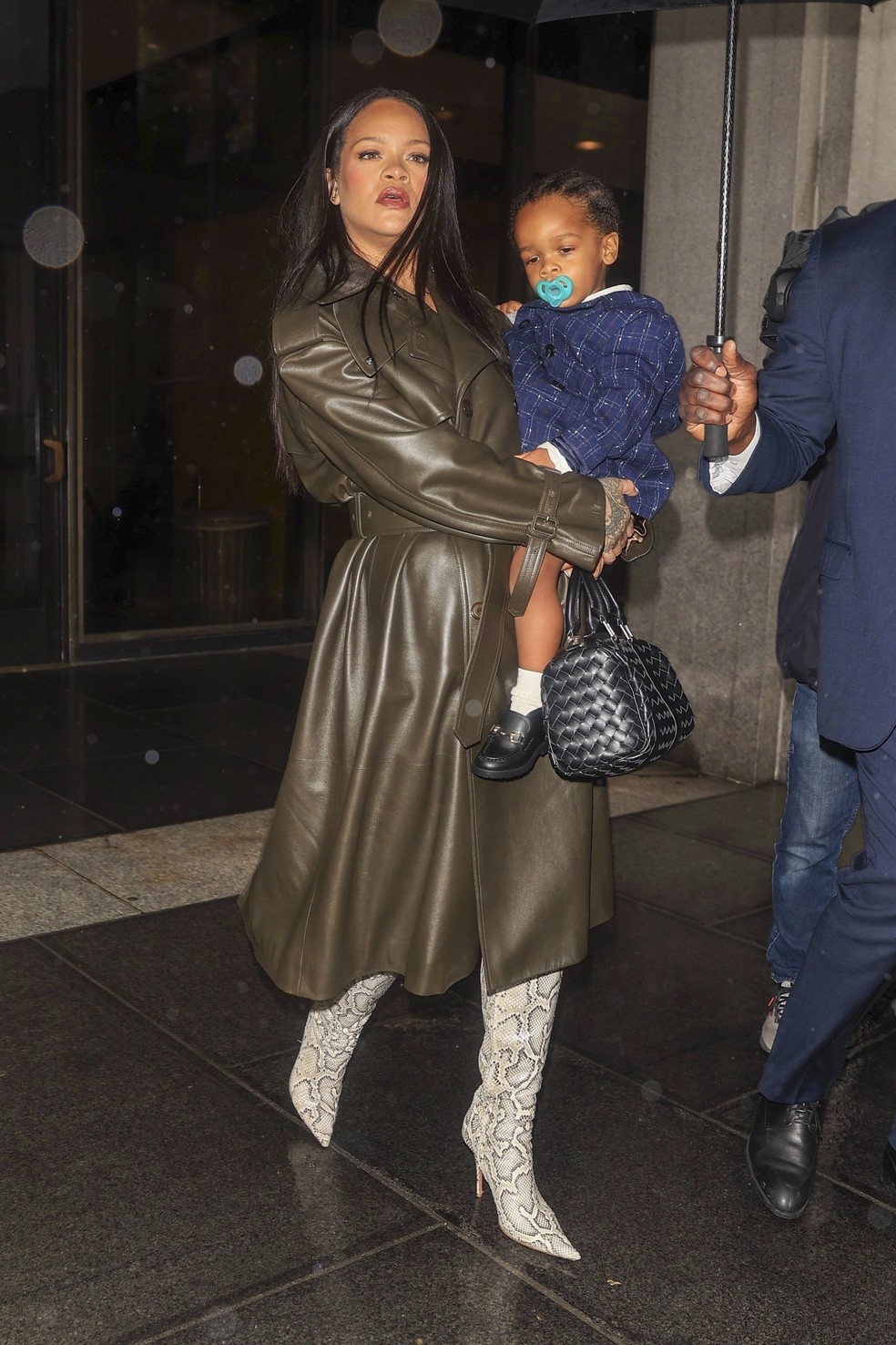 Rihanna vai às compras em Los Angeles após dar à luz terceira filha; fotos