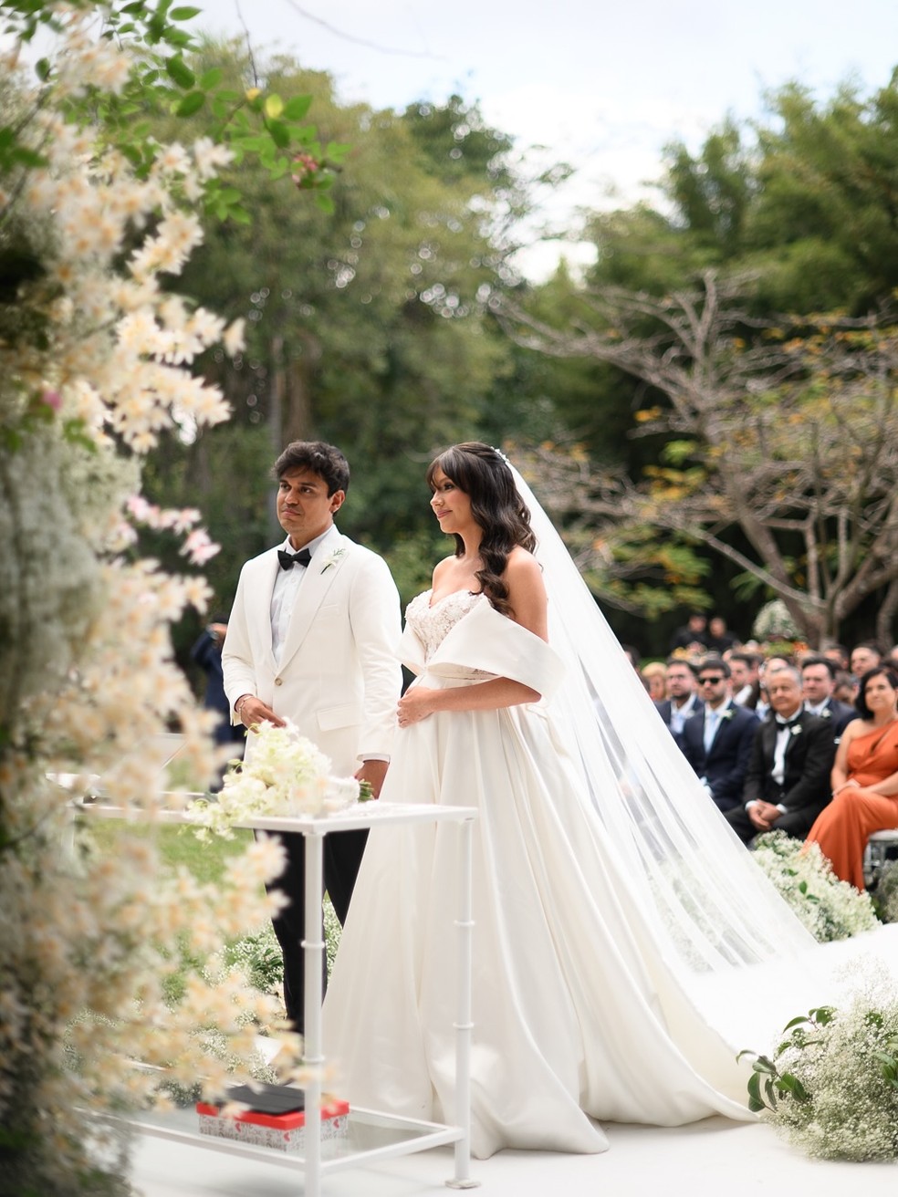 Com noiva grávida, influenciador Gusta se casa e reúne famosos em festa