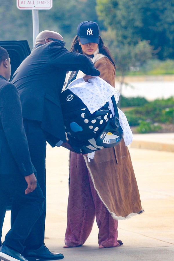 Rihanna faz primeira saída pública com a filha Rocki Irish Mayers após ...