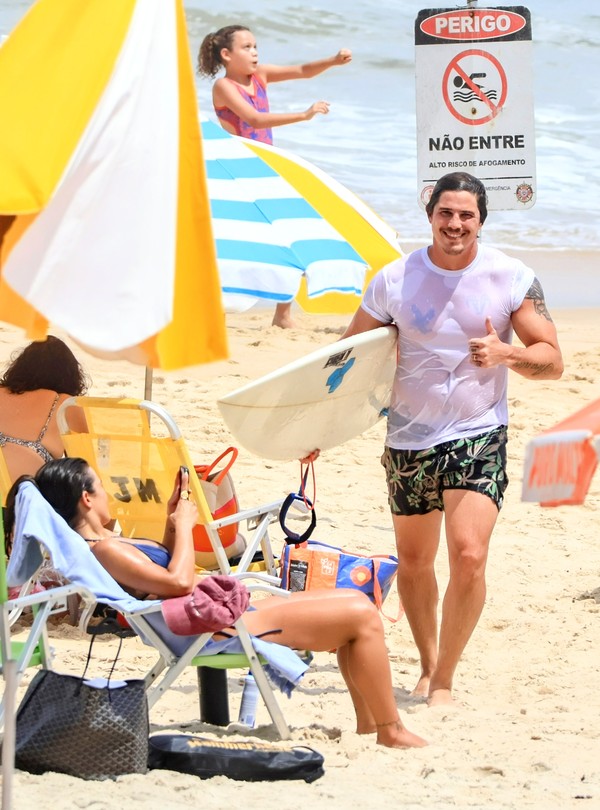Romulo Arantes Neto e Mari Saad curtem dia de praia no Rio; fotos
