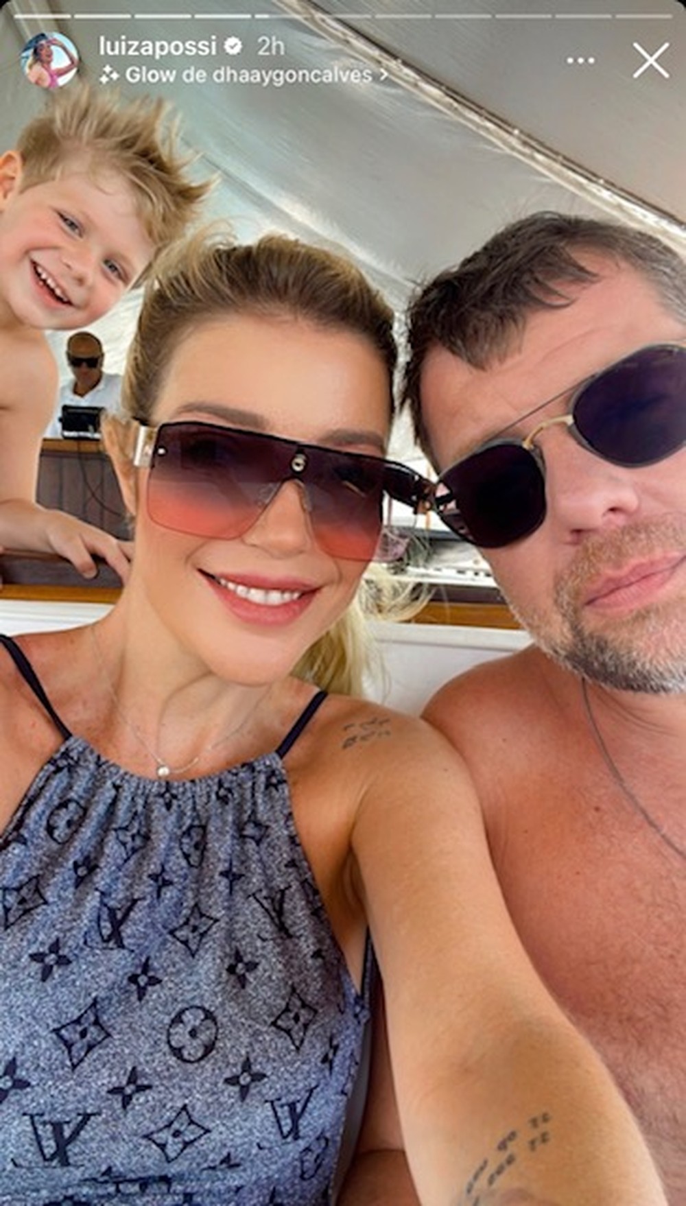 De biquíni, Luiza Possi é clicada em alto-mar pelo marido durante férias na Bahia