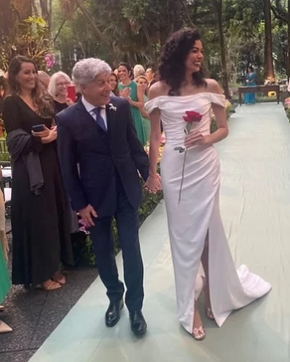 Caco Barcellos se casa com Carla Tilley após 'empurrãozinho' de Ana Maria Braga no 'Mais Você'