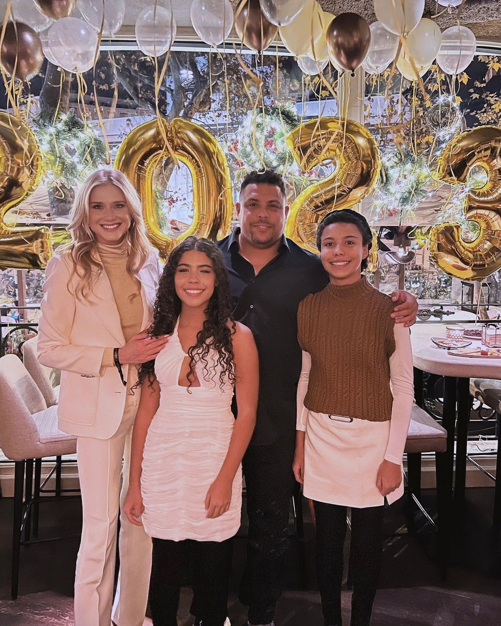 Ronaldo reúne os quatro filhos e faz foto rara: 'Meus amores'