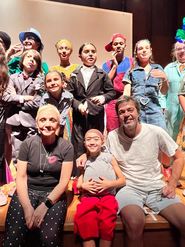 Bruno Mazzeo prestigia ensaio de 'A Escolinhazinha do Professor Raimundo'