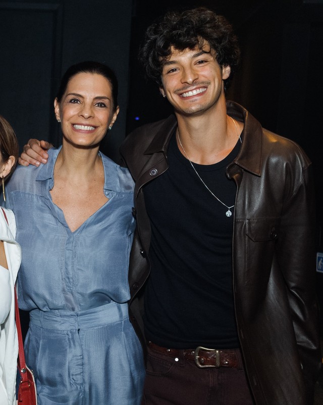 Helena Ranaldi posa com o ex-marido, o atual e o filho em noite de teatro