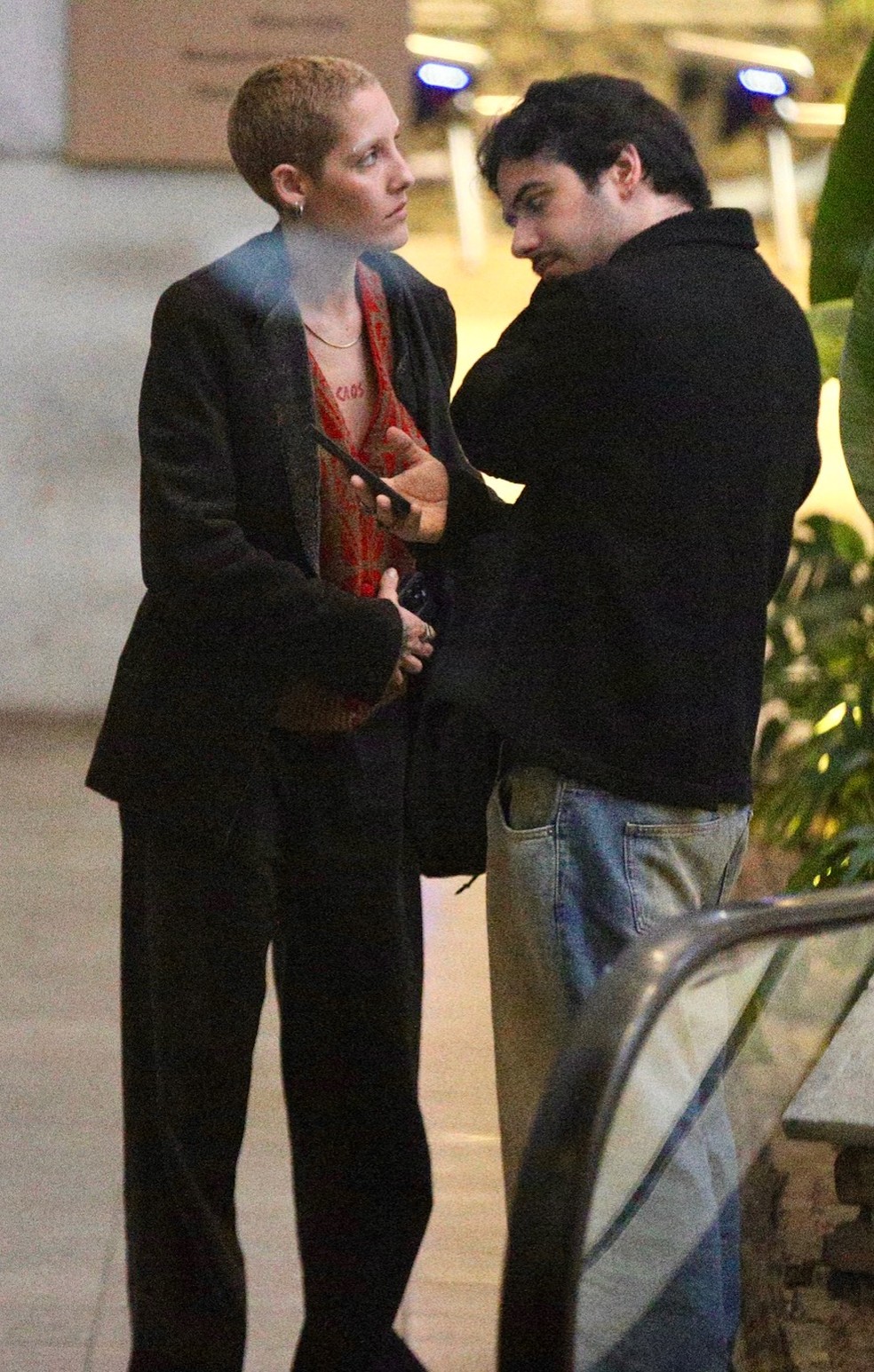 Filho de Murilo Benício e Alessandra Negrini é flagrado em clima de romance com modelo no Leblon