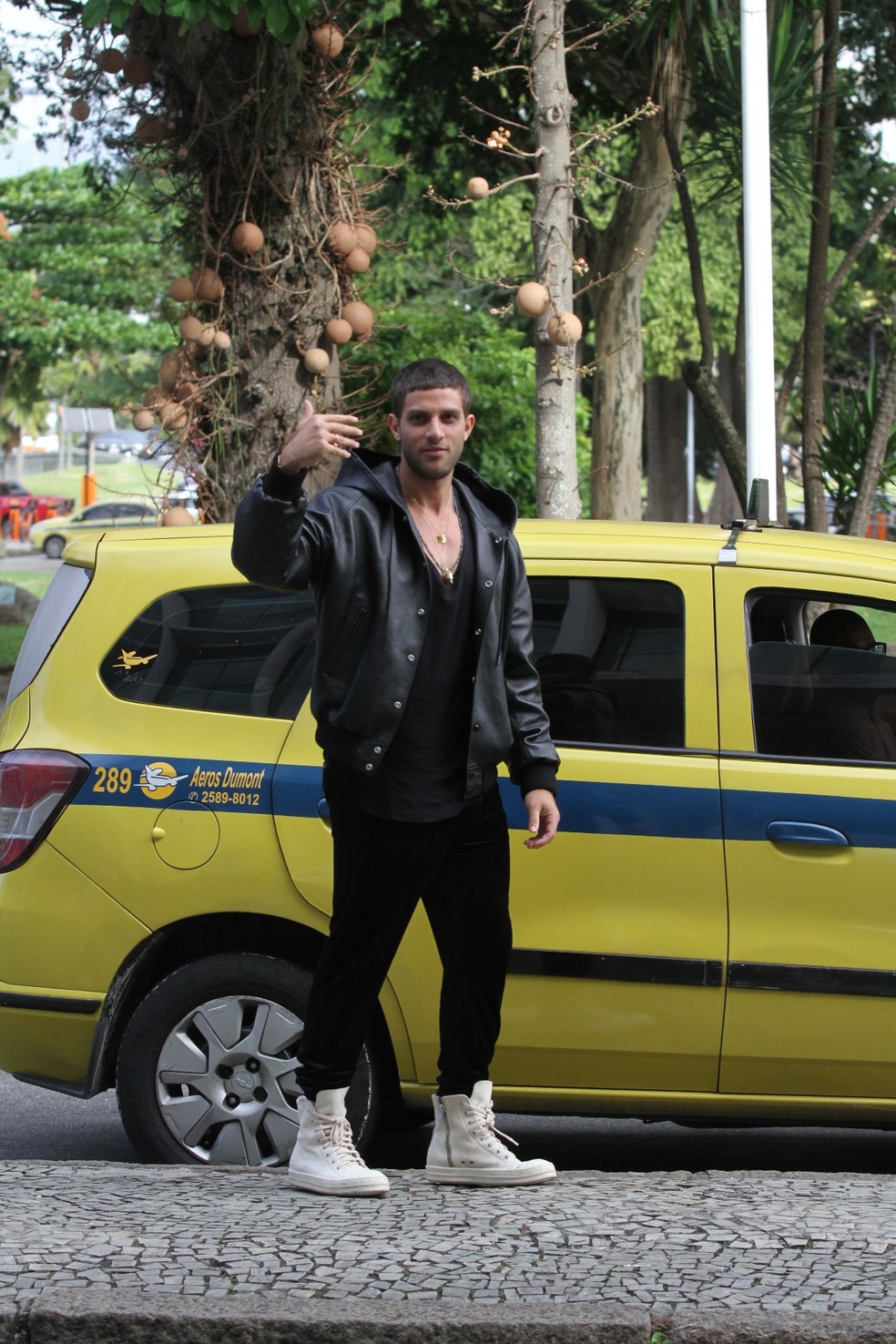 Chay Suede esbanja simpatia com fãs e taxista ao desembarcar com Laura ...