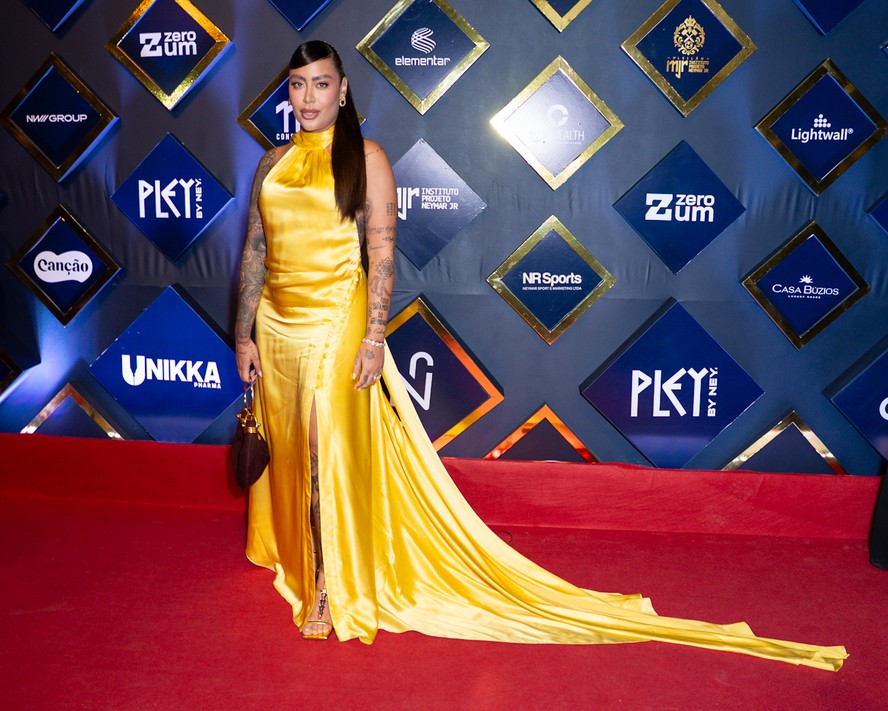 Rafaella Santos usa look amarelo ovo em leilão de Neymar; fotos e vídeo