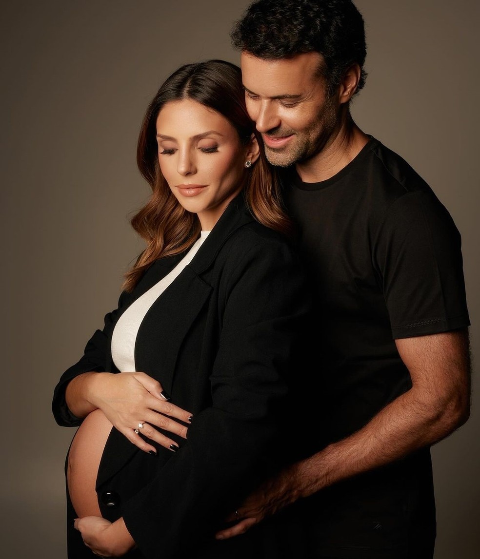 Carol Celico faz ensaio gestante e registra o oitavo mês de seu ...