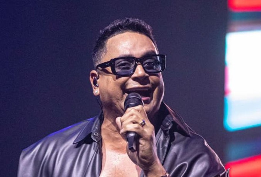 Xanddy exibe novo visual em show, no Rio, após procedimento no rosto