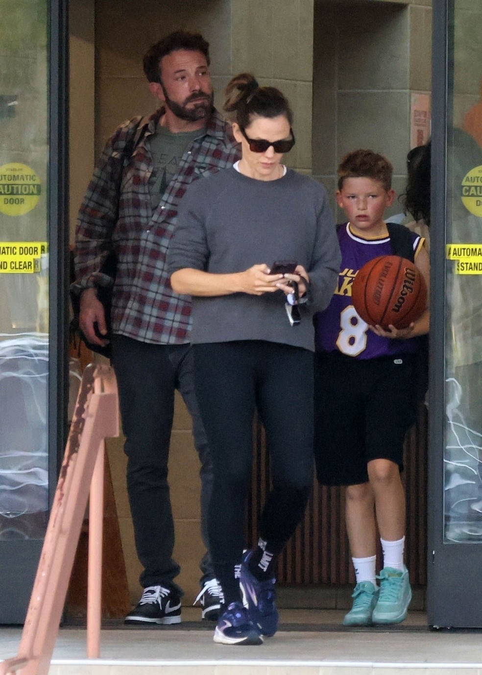 Ben Affleck gargalha com Jennifer Garner em dia de jogo do filho
