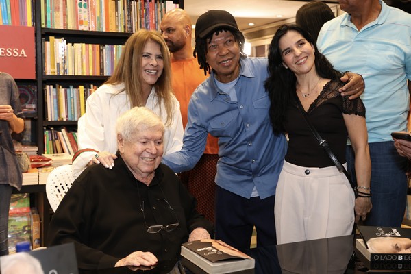 Boni lança livro na Zona Sul do Rio de Janeiro com presença de famosos