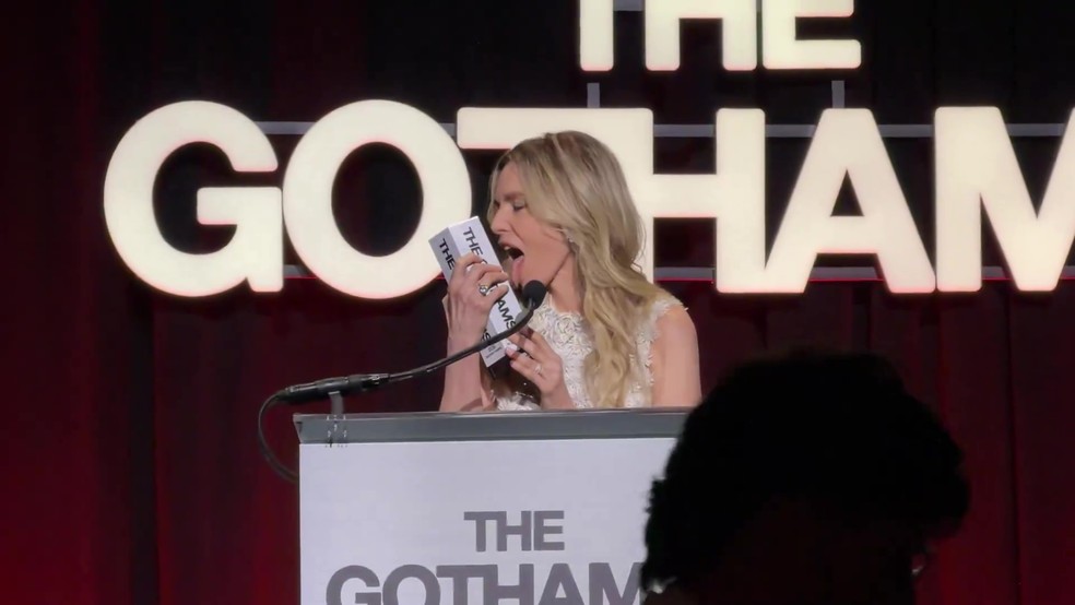 Eterna Mulher-Gato, Michelle Pfeiffer relembra 'Batman' e lambe troféu ...