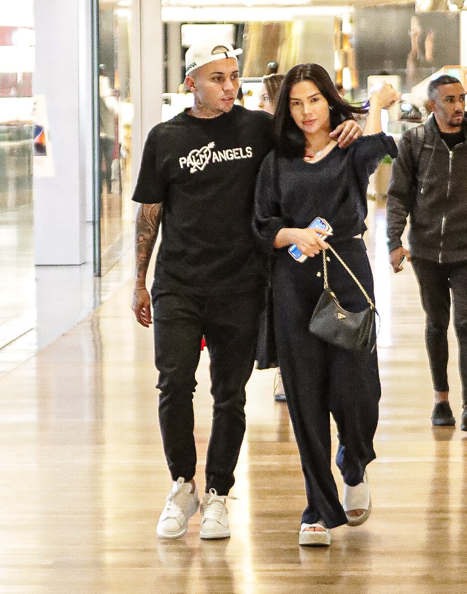 Everton Cebolinha passeia com namorada após vitória do Flamengo na ...