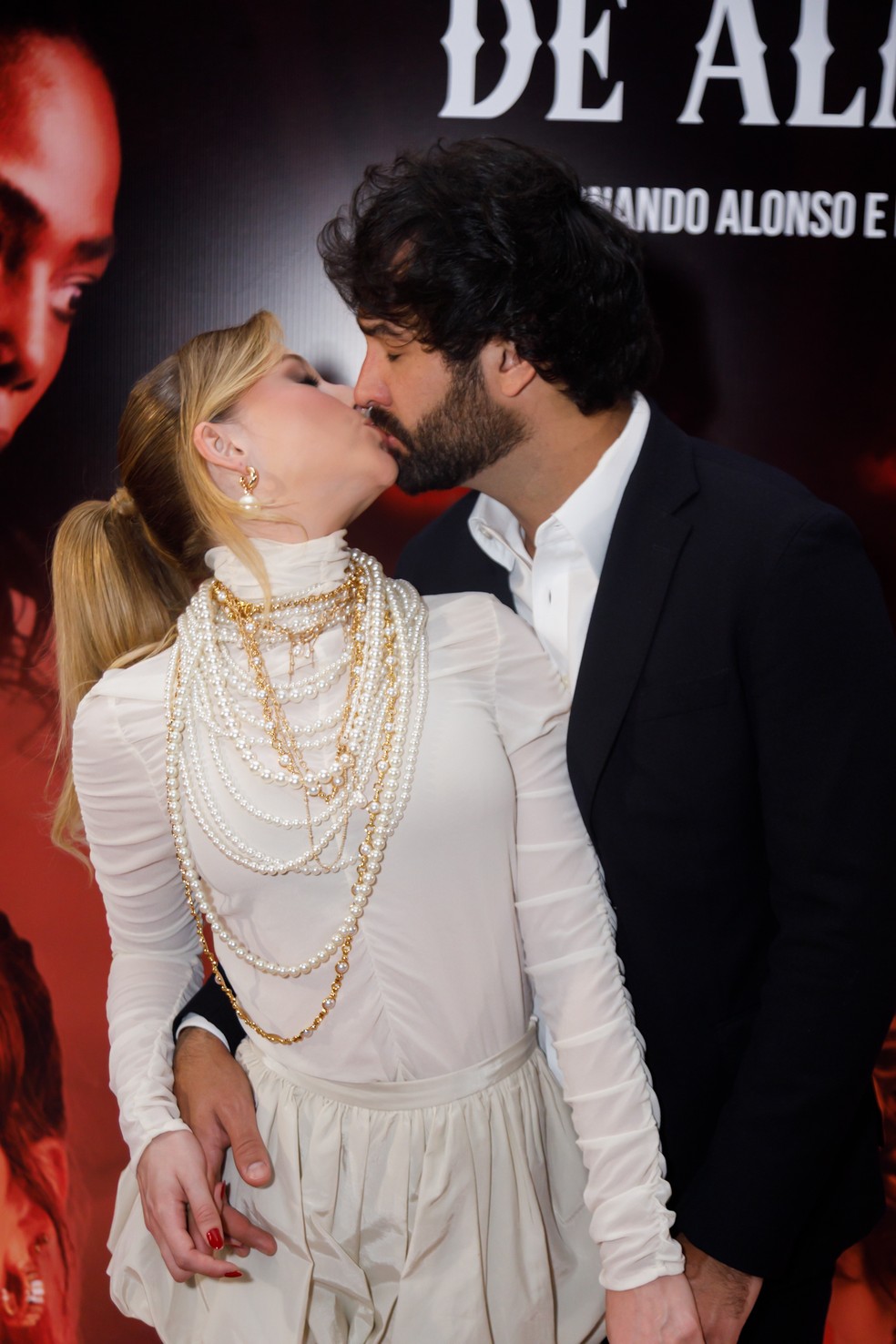 Duda Reis recebe beijos do marido em pré-estreia de filme em São Paulo