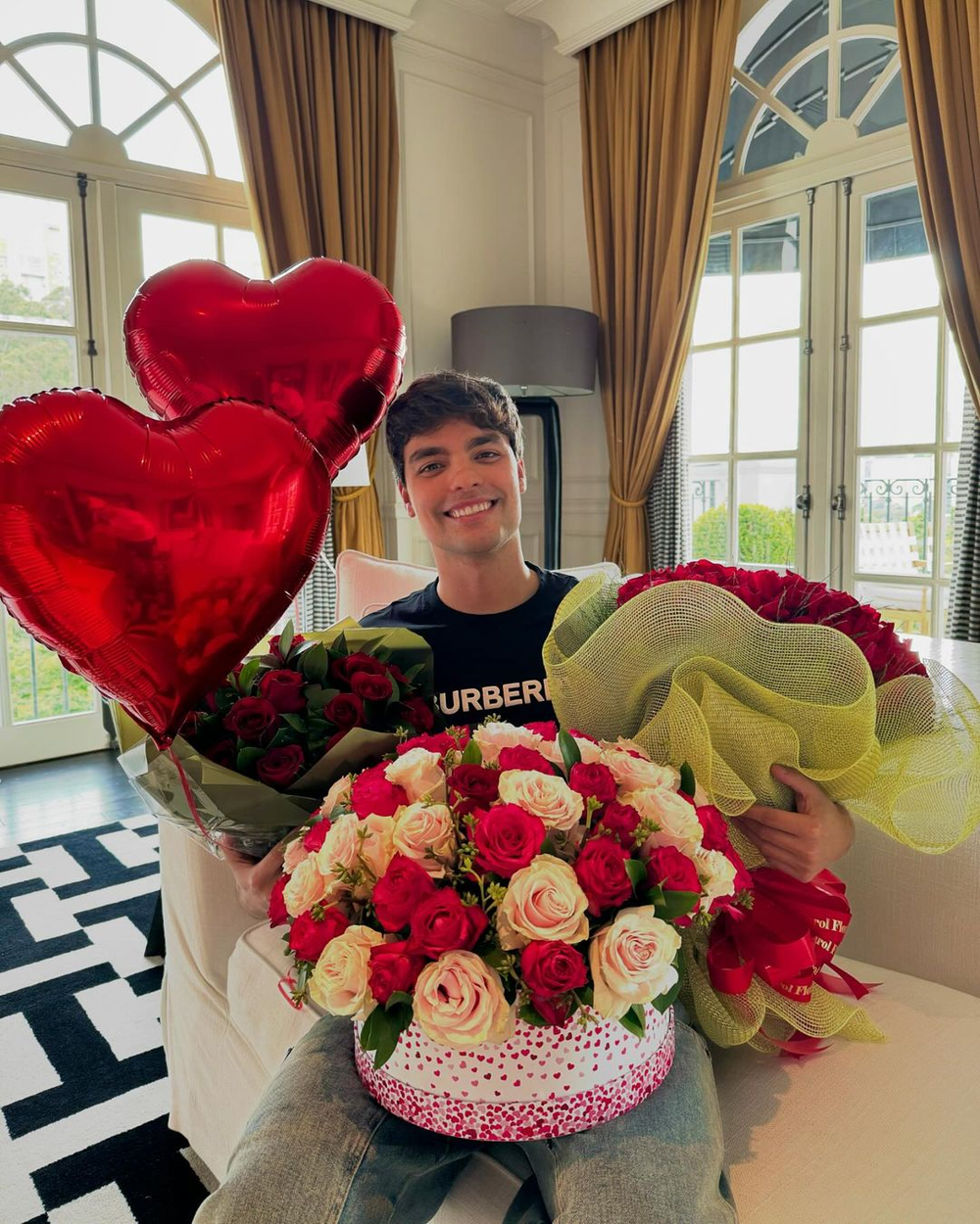 Lucas Rangel comemora aniversário do noivo na Disney