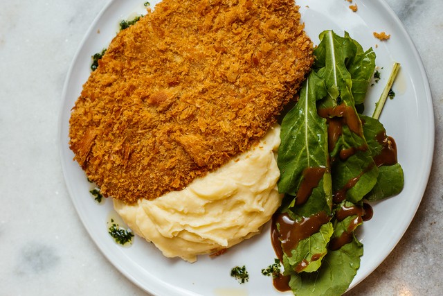 Milanesa de famosos viraliza na web; chefs ensinam o empanado perfeito
