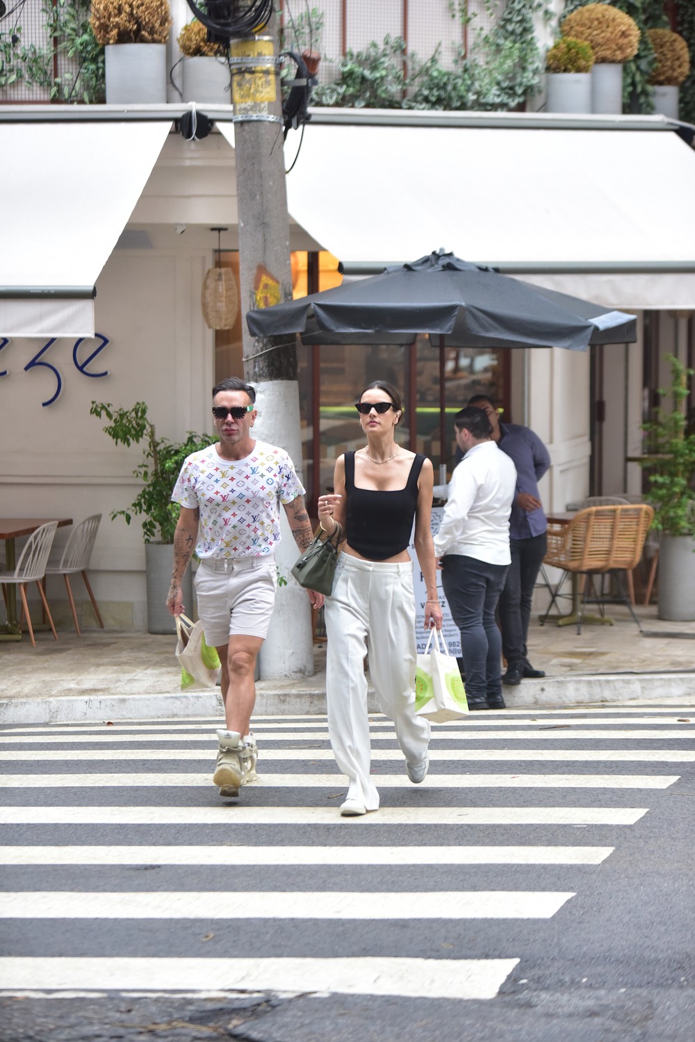 Alessandra Ambrosio faz compras em bairro nobre de São Paulo
