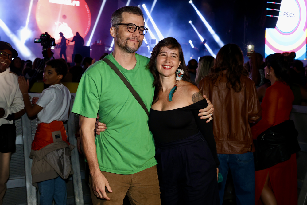 Wagner Moura faz rara aparição com a esposa e confere com Lázaro Ramos ...