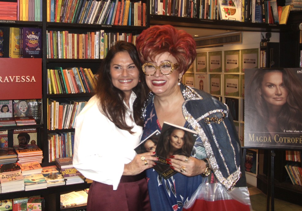 Musa dos anos 1980, Magda Cotrofê lança biografia e recebe famosos