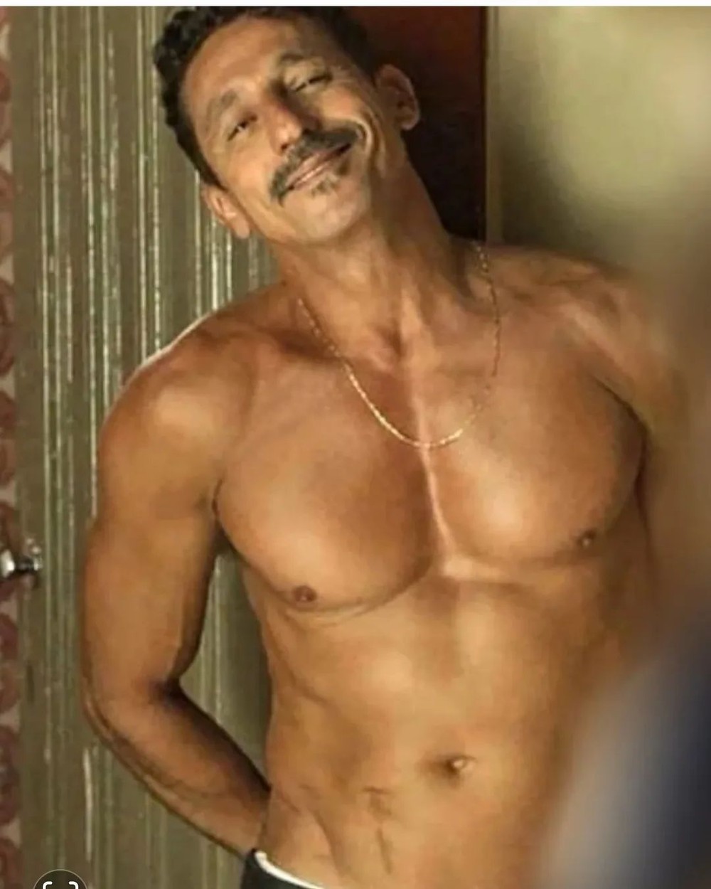 Aos 59 anos, Tuca Andrada faz sucesso com fotos sensuais na web, mas rejeita OnlyFans: 'Tô velho'