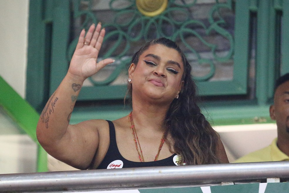 De camarote, Preta Gil confere trios elétricos em Salvador; vídeos