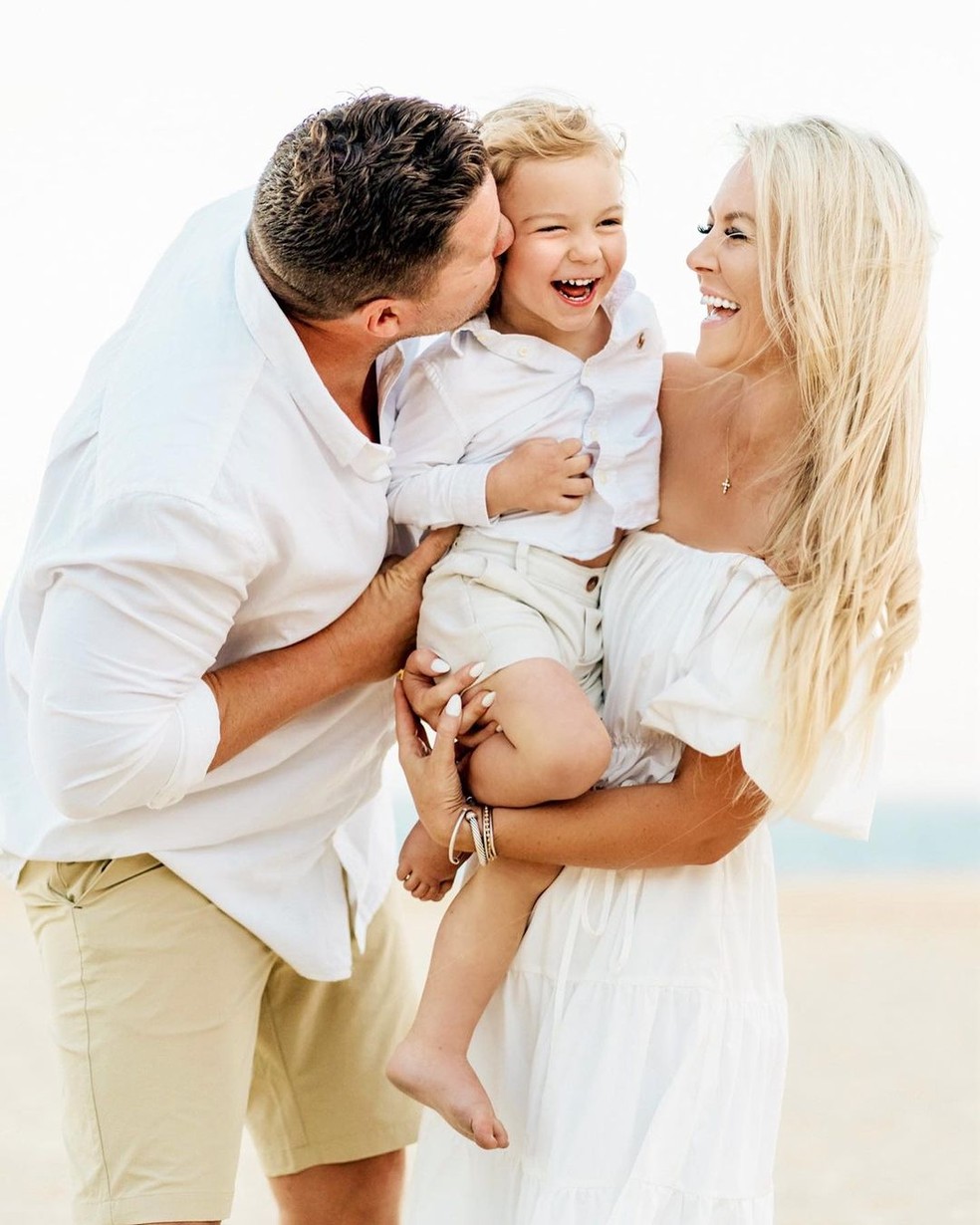 Influenciadora desabafa sobre morte de filho de 3 anos: 'Despedaçados'