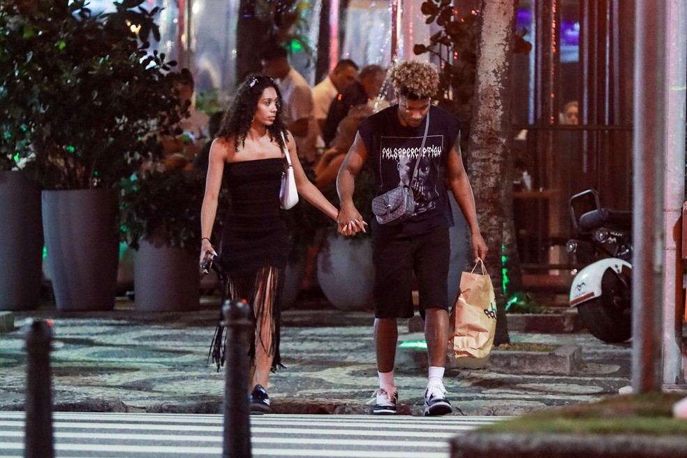 Astro da NBA Miles McBride curte viagem ao Rio com a namorada brasileira