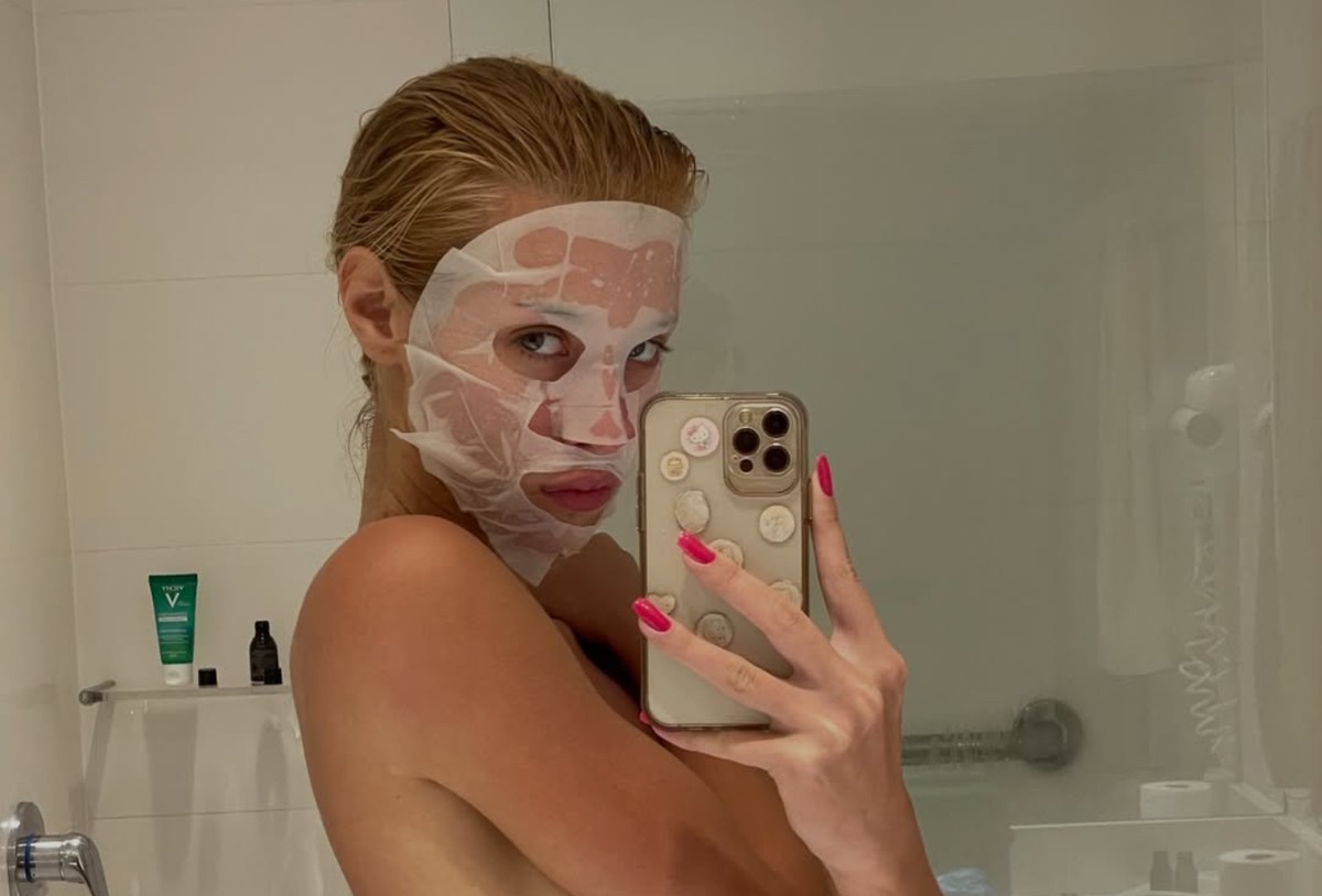 Filha de Leandro Lima, Giulia Lins posa nua em foto no espelho