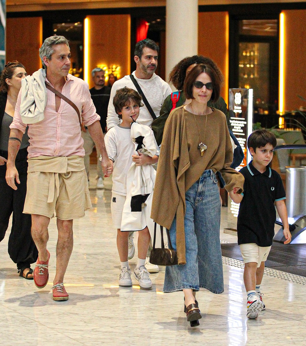 Em fotos raras, Alexandre Nero aproveita domingo com esposa e filhos