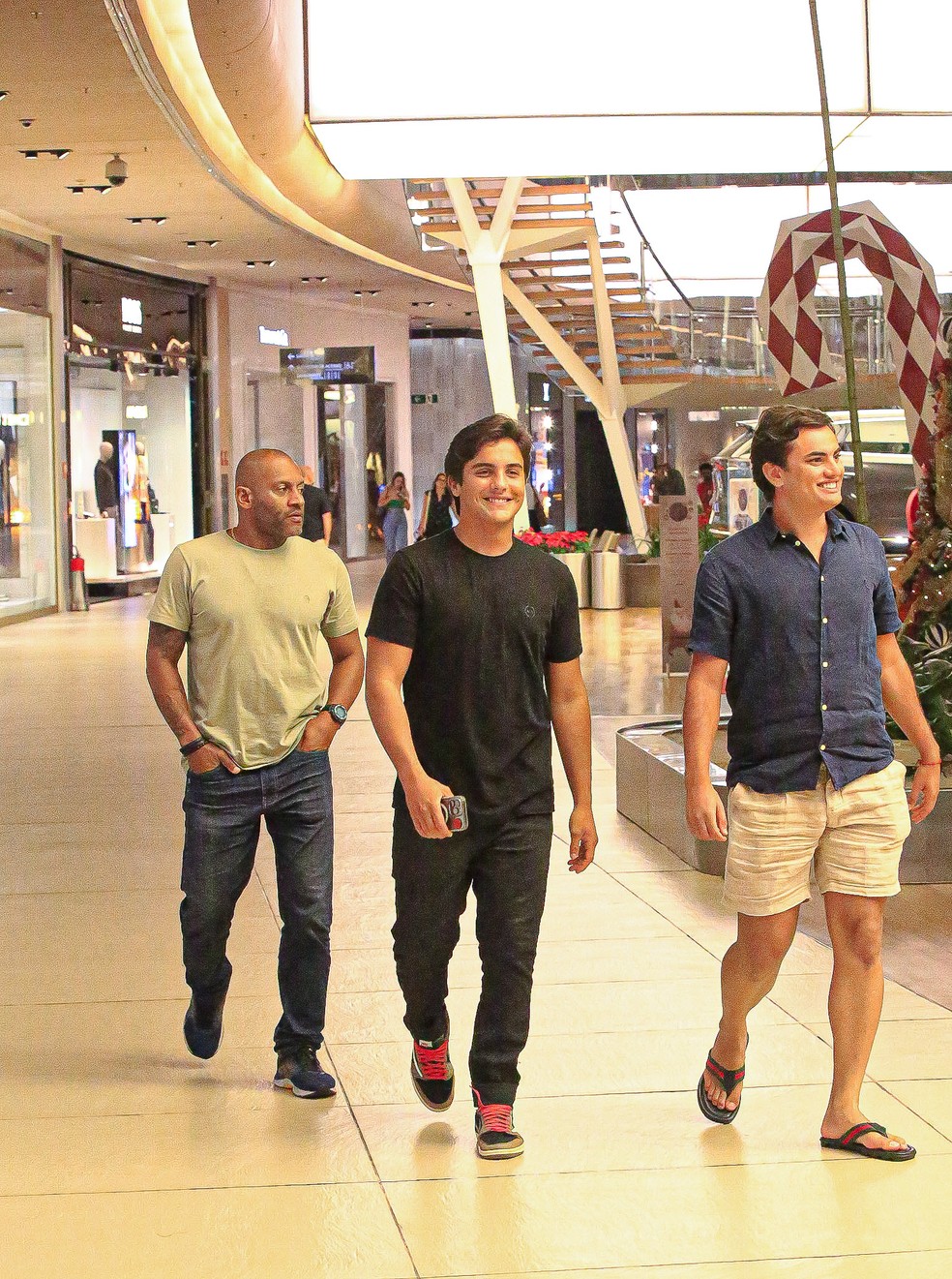 Sorridente, Marcelo Cady, filho de Ivete Sangalo, passeia em shopping ...