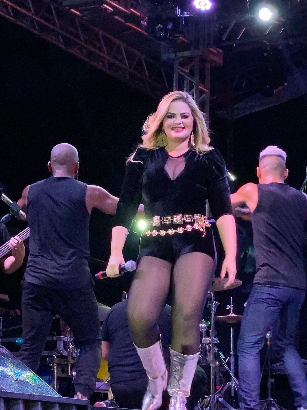 Quem era Dani Li, cantora que morreu aos 42 anos após sofrer ...