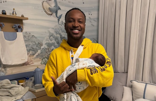 Thiaguinho troca os palcos para cuidar do filho recém-nascido e brinca: 'Contratante exigente'