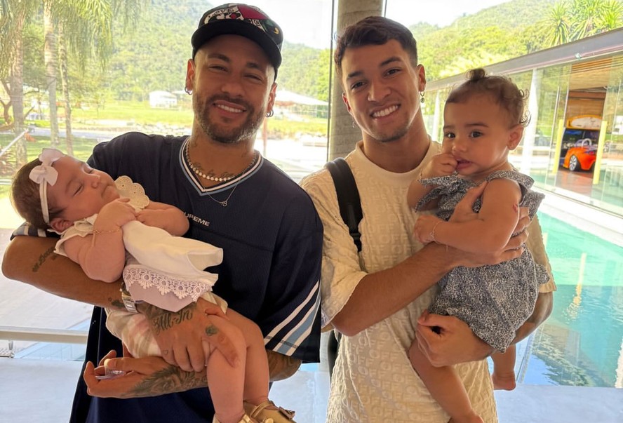 Neymar e Marcos Leonardo, do Al-Hilal, posam com as filhas Mavie e ...