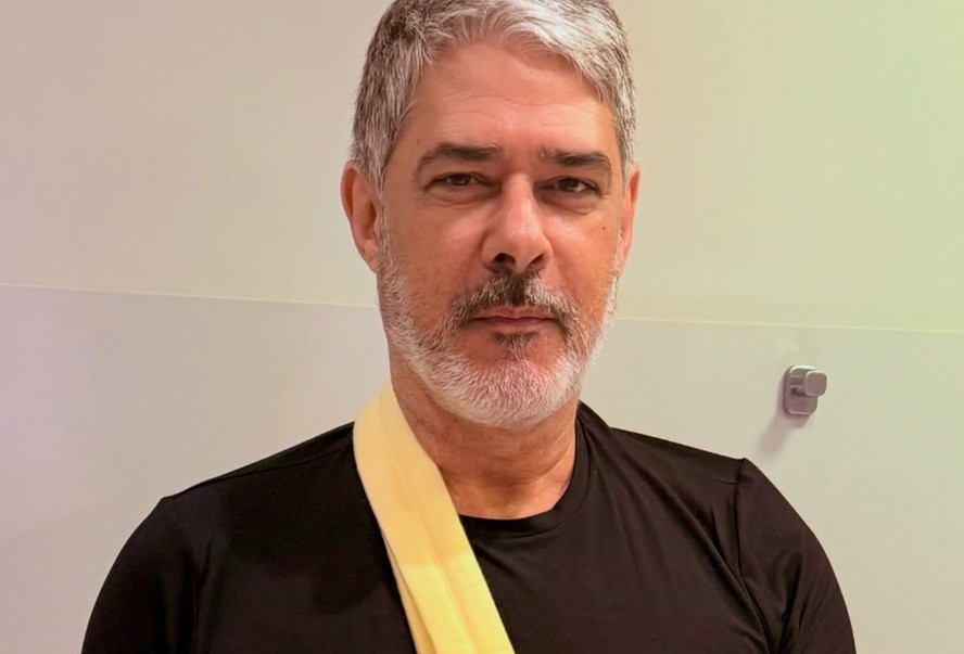 William Bonner mostra braço imobilizado após fratura: 'Agora vai'
