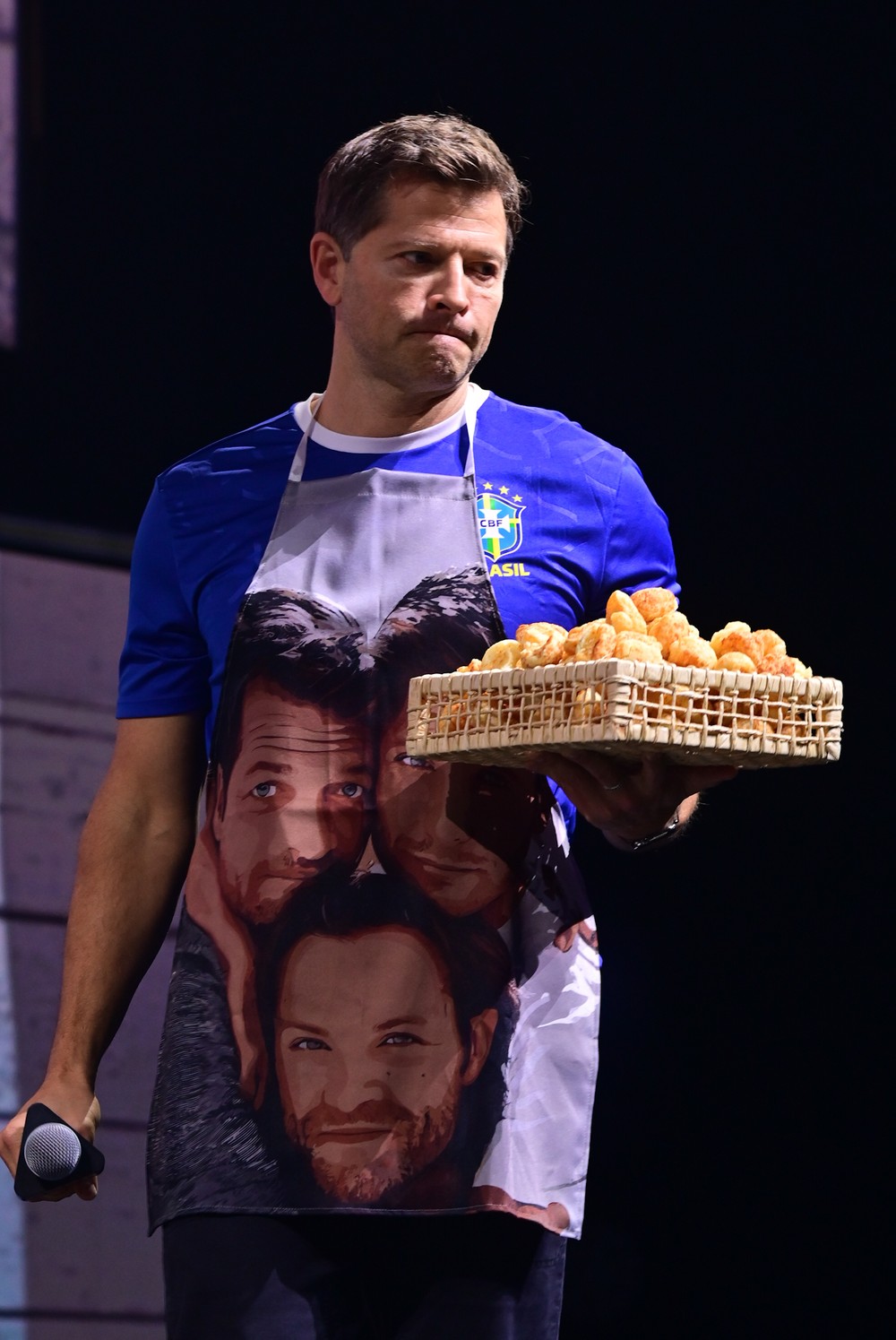 Misha Collins, o Castiel de ‘Supernatural’, distribui pão de queijo e ...