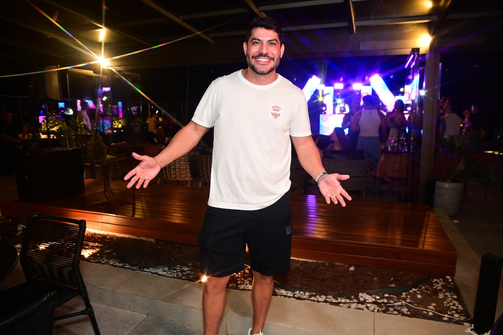 Yugnir Ângelo e Mirela Janis recebem famosos em esquenta da Festa do Gelo