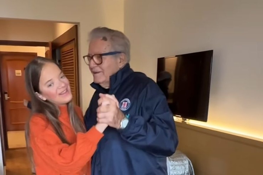 Rafaella Justus ensaia valsa para sua festa de 15 anos com o avô